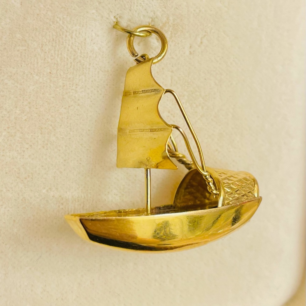 14k Gold Sail Boat New In Box. With Gold Ring - Gem